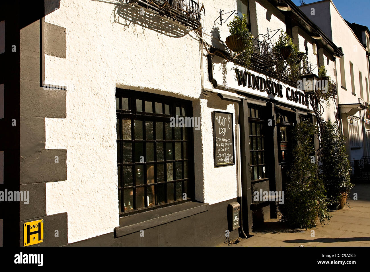 Black and white old british pub hi-res stock photography and images - Alamy