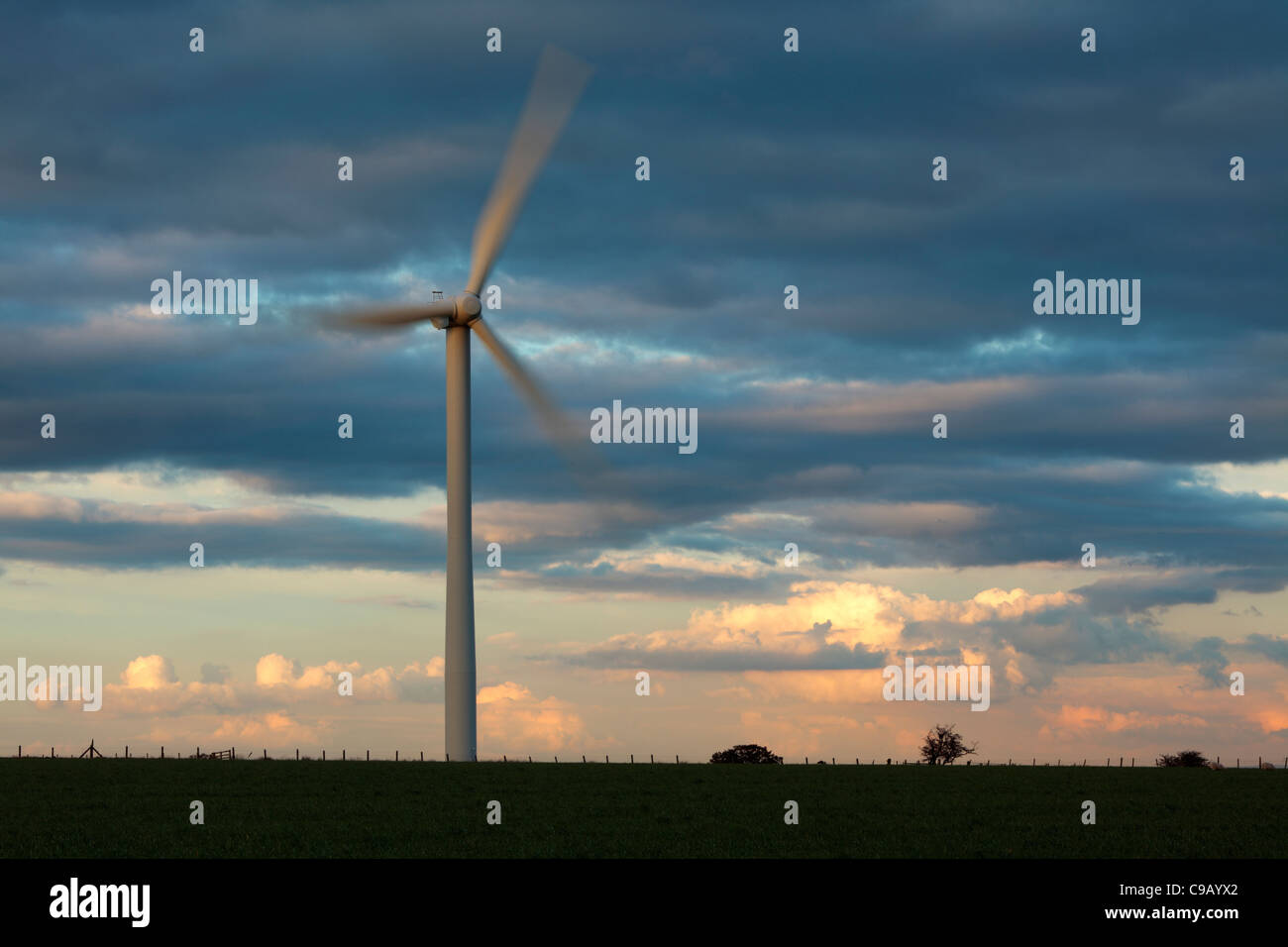 Giant wind turbine on Knabs Ridge Wind Farm near Harrogate, Yorkshire ...