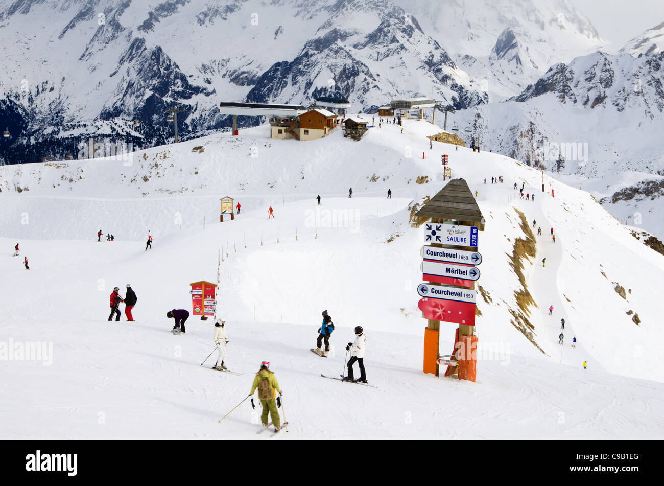 Tourist crowd the ski slopes of Meribel and courchevel part of trois ...
