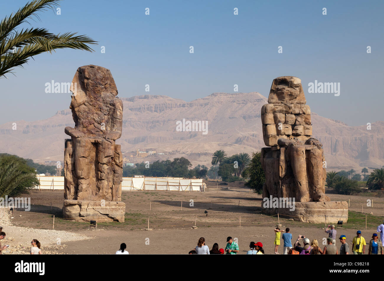 Colossus statue Egypt middle east Stock Photo - Alamy