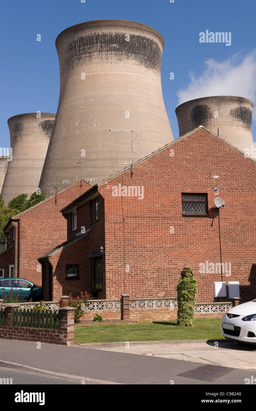 Ferrybridge 'C' Power Station - modern houses in urban housing estate ...