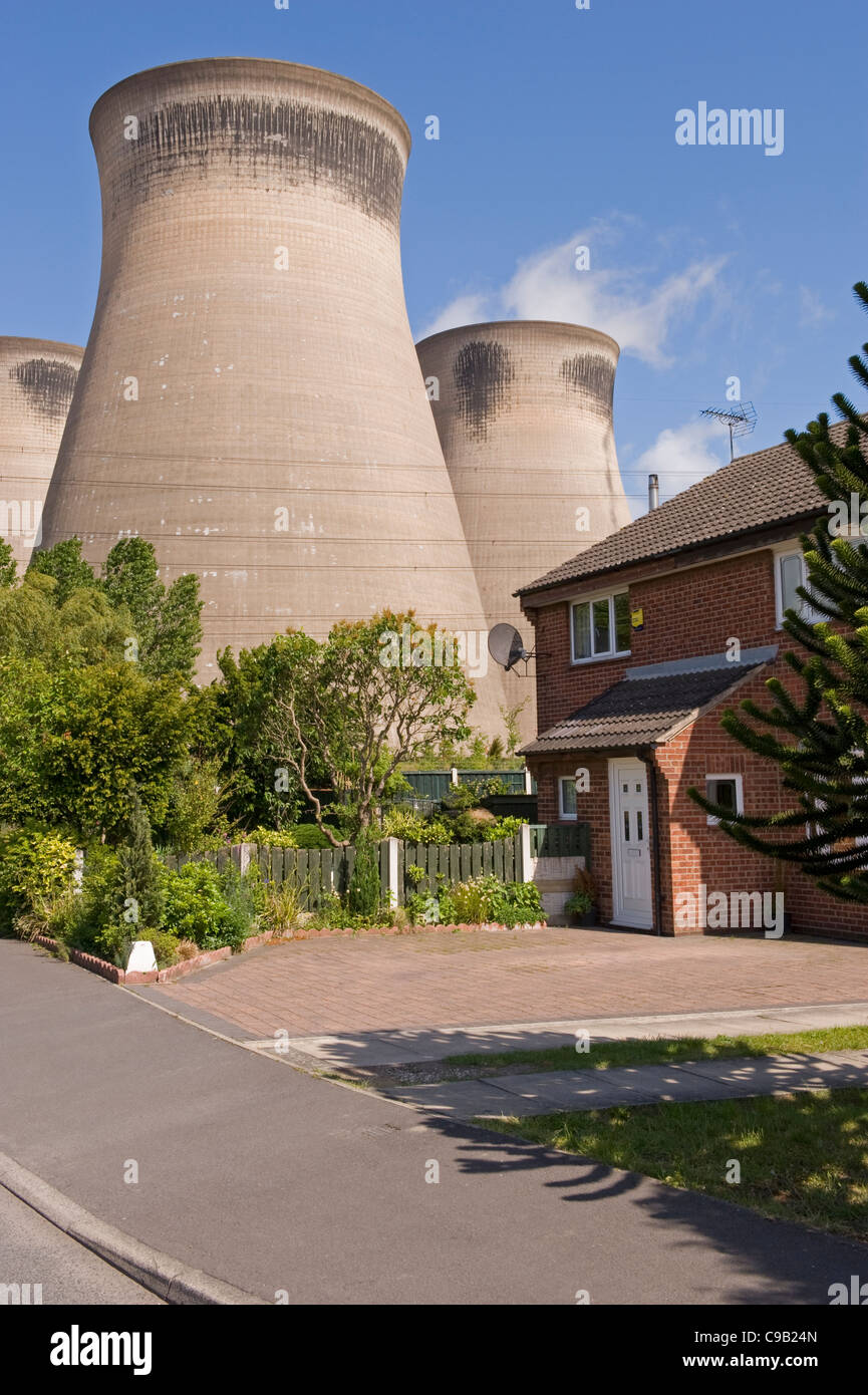 Ferrybridge 'C' Power Station - modern houses in urban housing estate ...