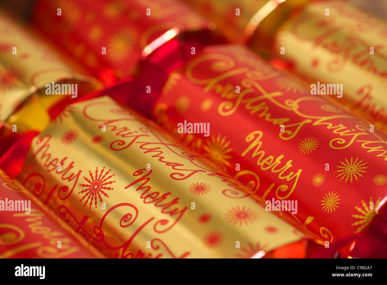 Closeup of red and gold coloured christmas crackers Stock Photo - Alamy