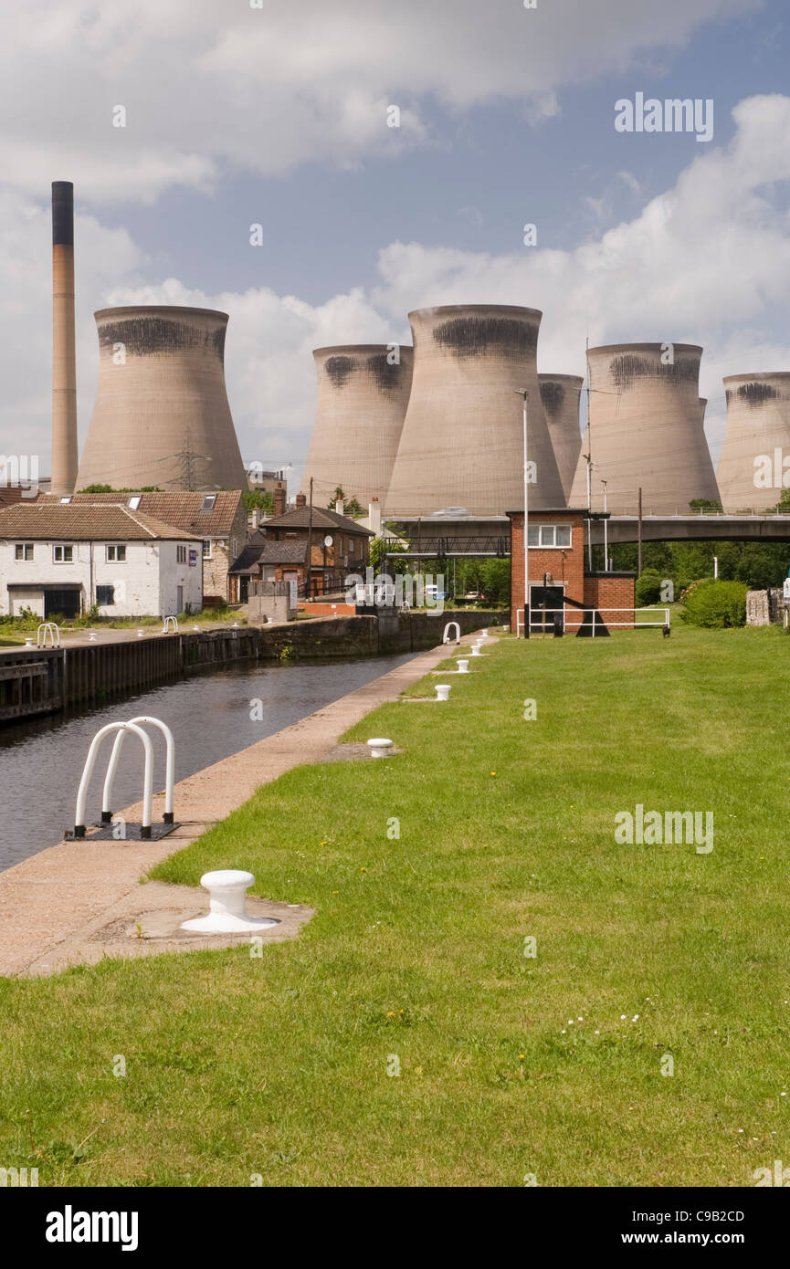 Cooling towers & chimneys of Ferrybridge 'C' Power Station, generating ...