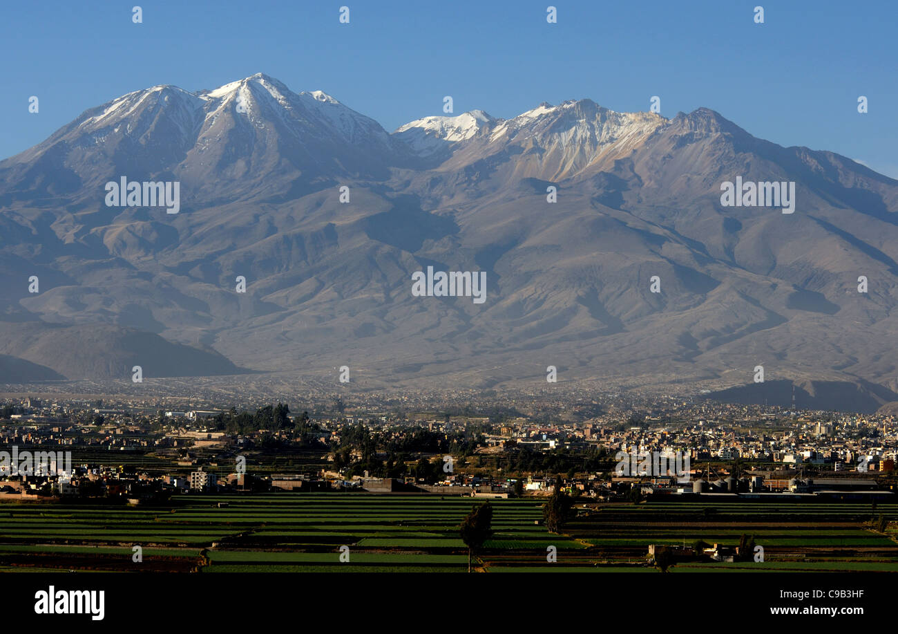 Nevado Chachani volcano and Arequipa in Peru at sunset Stock Photo - Alamy
