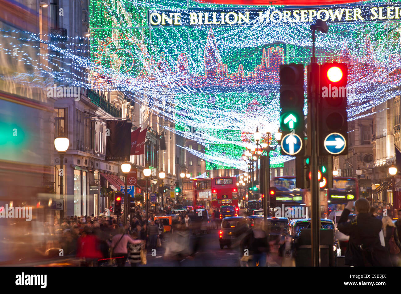 Busy city street london hi-res stock photography and images - Alamy