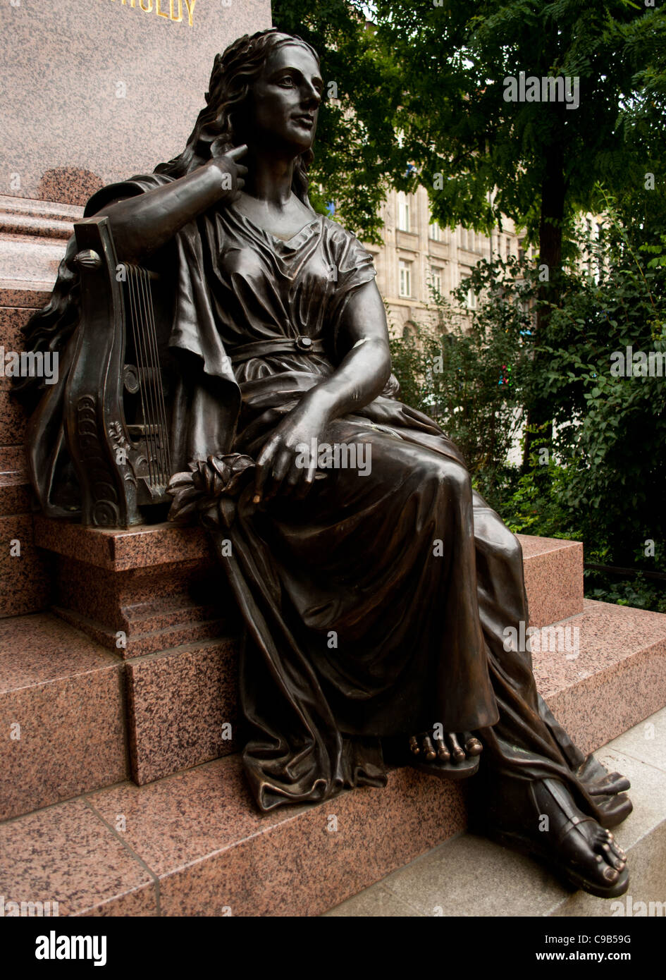 Statue of a sitting woman hi-res stock photography and images - Alamy