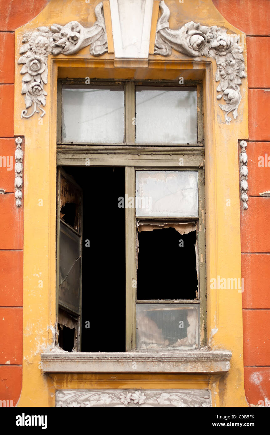 Smashed window house hi-res stock photography and images - Alamy
