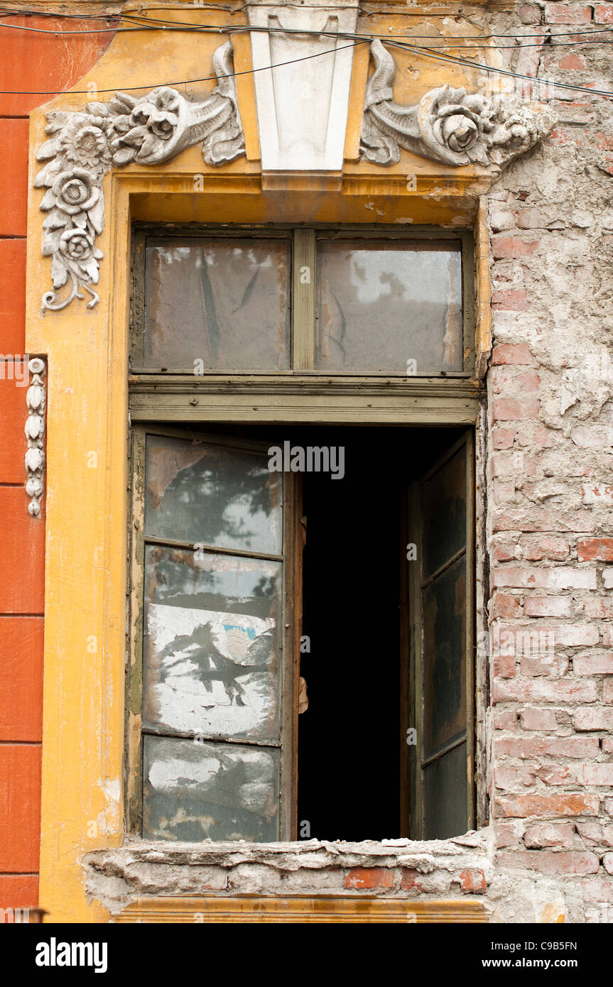 Smashed window house hi-res stock photography and images - Alamy