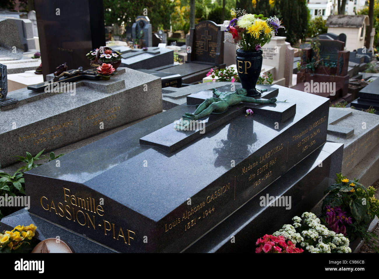 Paris, the Edith Piaf grave in the Pére Lachaise cemetery Stock Photo ...