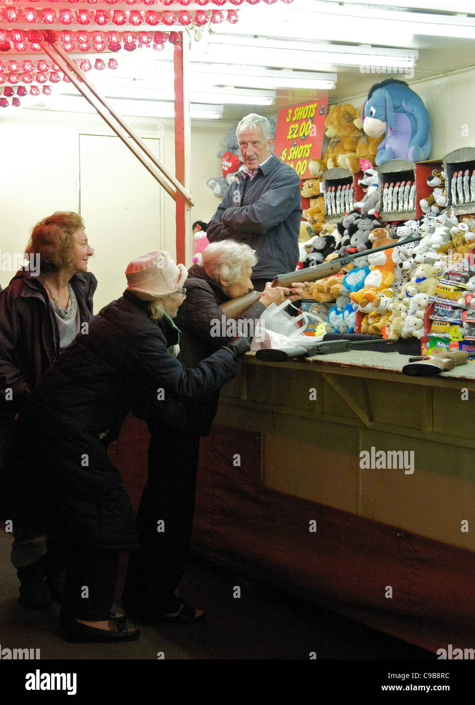 Fairground shooting range hi-res stock photography and images - Alamy