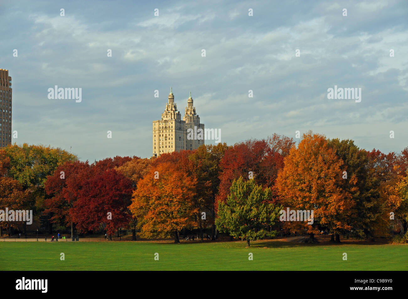 Autumn colours as the leaves change colour for the fall in Central Park ...