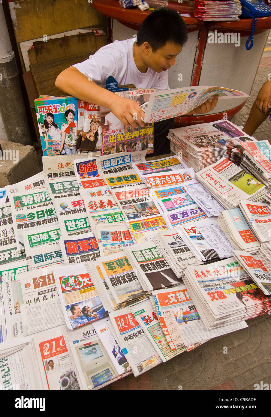 Chinese Newspapers Hi res Stock Photography And Images Alamy chinese-newspapers-hi-res-stock-photography-and-images-alamy
