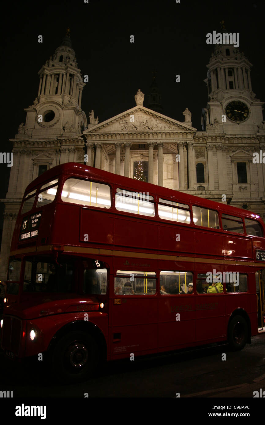 Two storey bus hi-res stock photography and images - Alamy