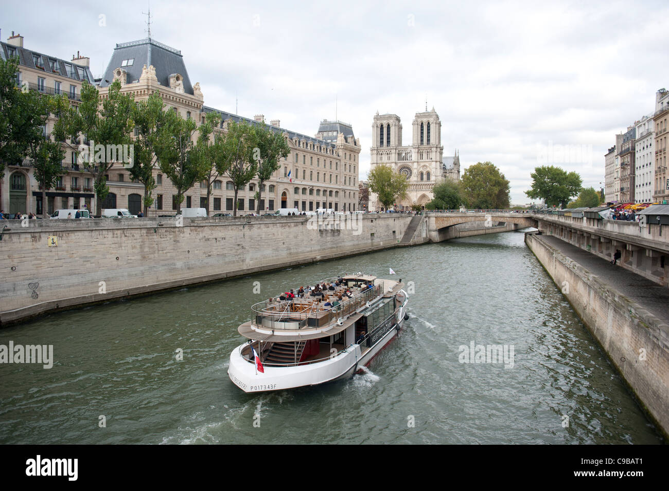 Seine tour by boat approaching the cathedral Notre Dame de Paris Stock ...