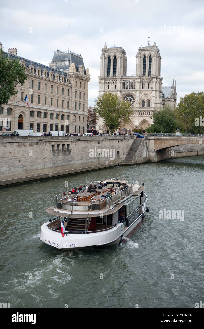 Seine boat hi-res stock photography and images - Alamy