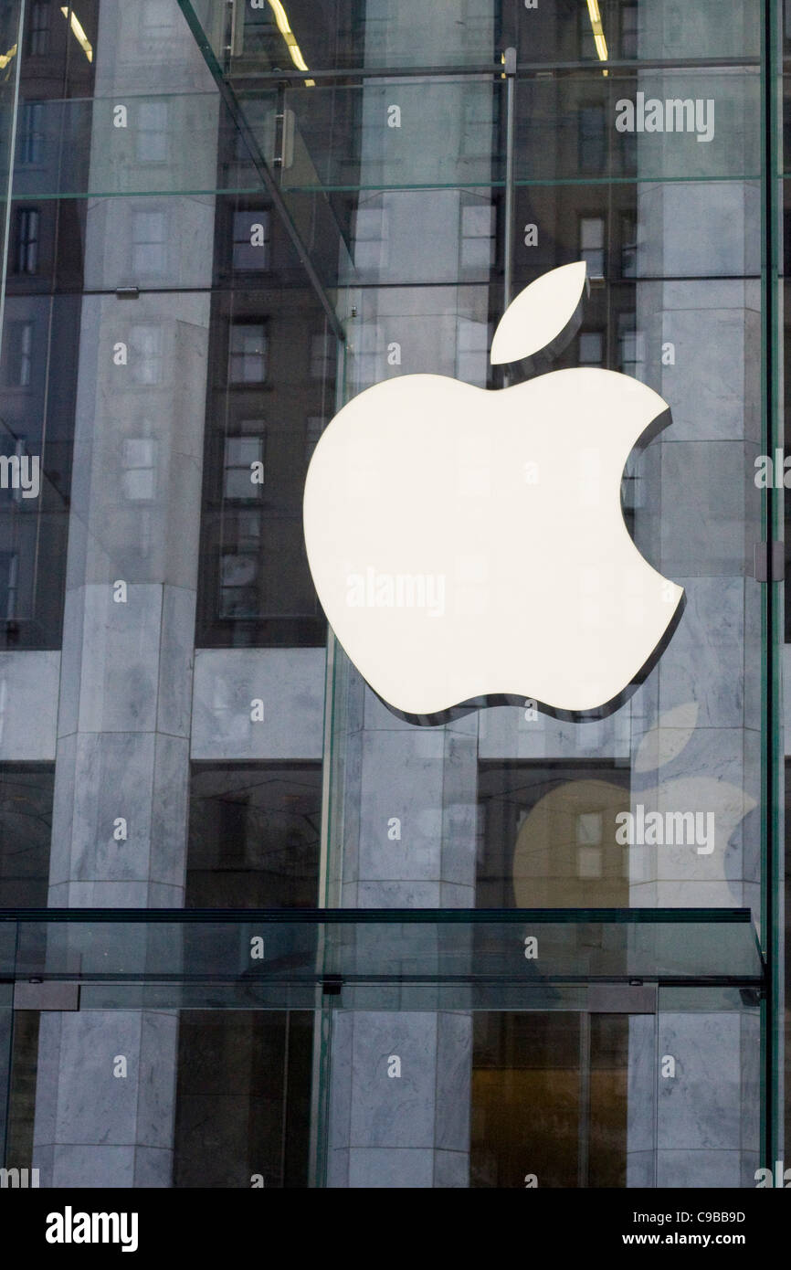 Apple Store on 5th Avenue New York City USA Stock Photo - Alamy