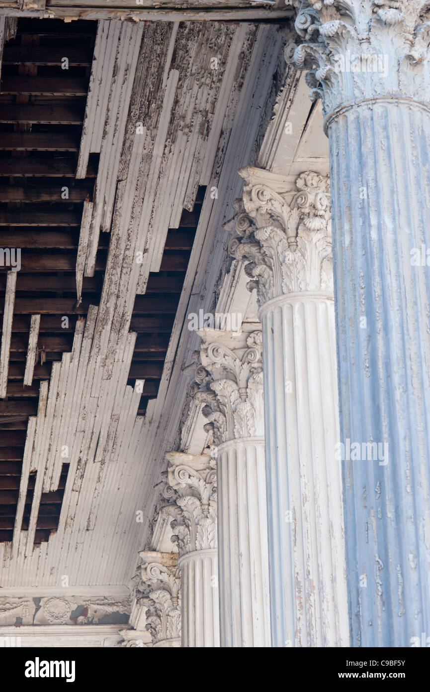 Row of white columns of a structure Stock Photo - Alamy