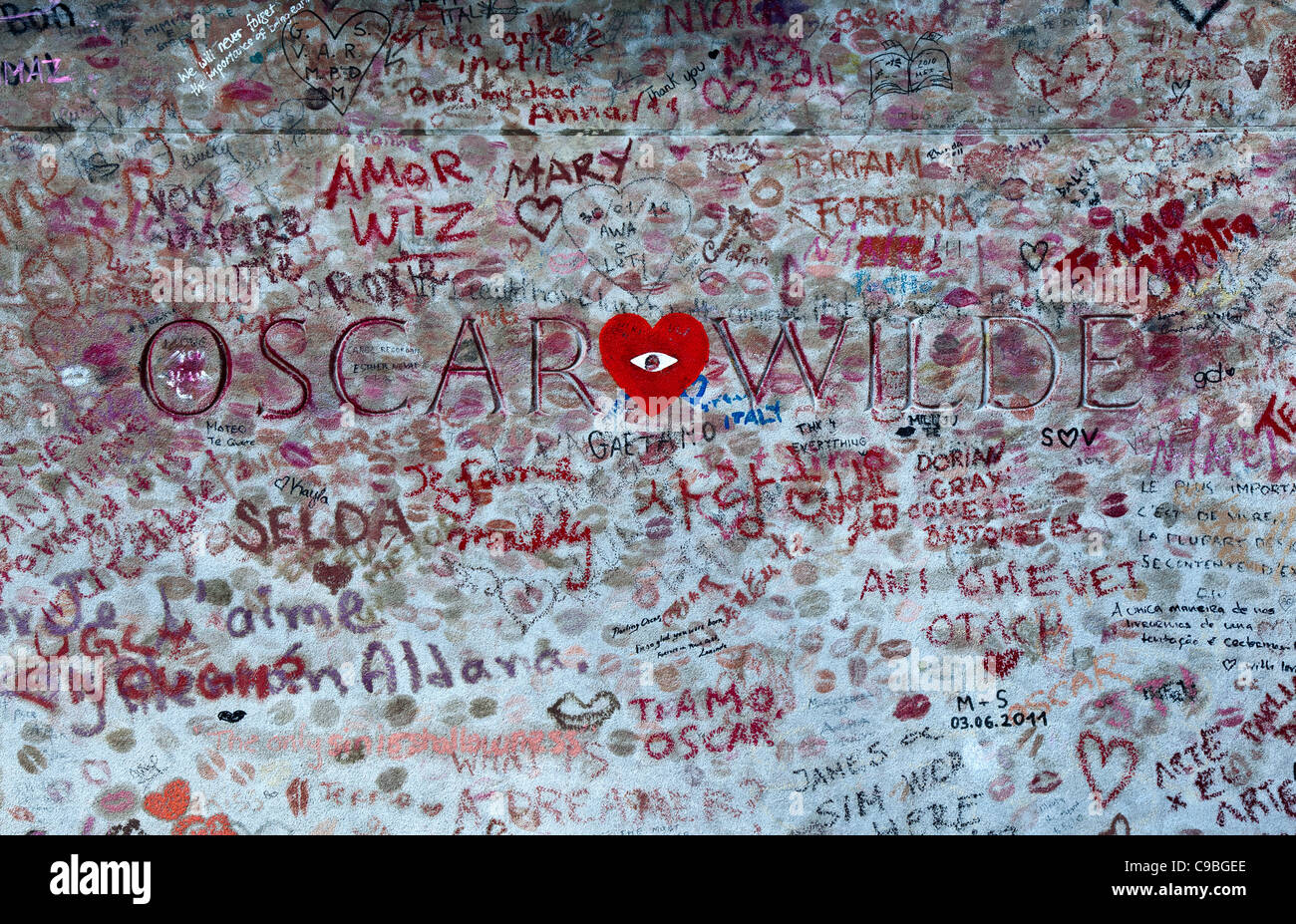 Paris, dedications on the Oscar Wilde tomb in the Pére Lachaise ...