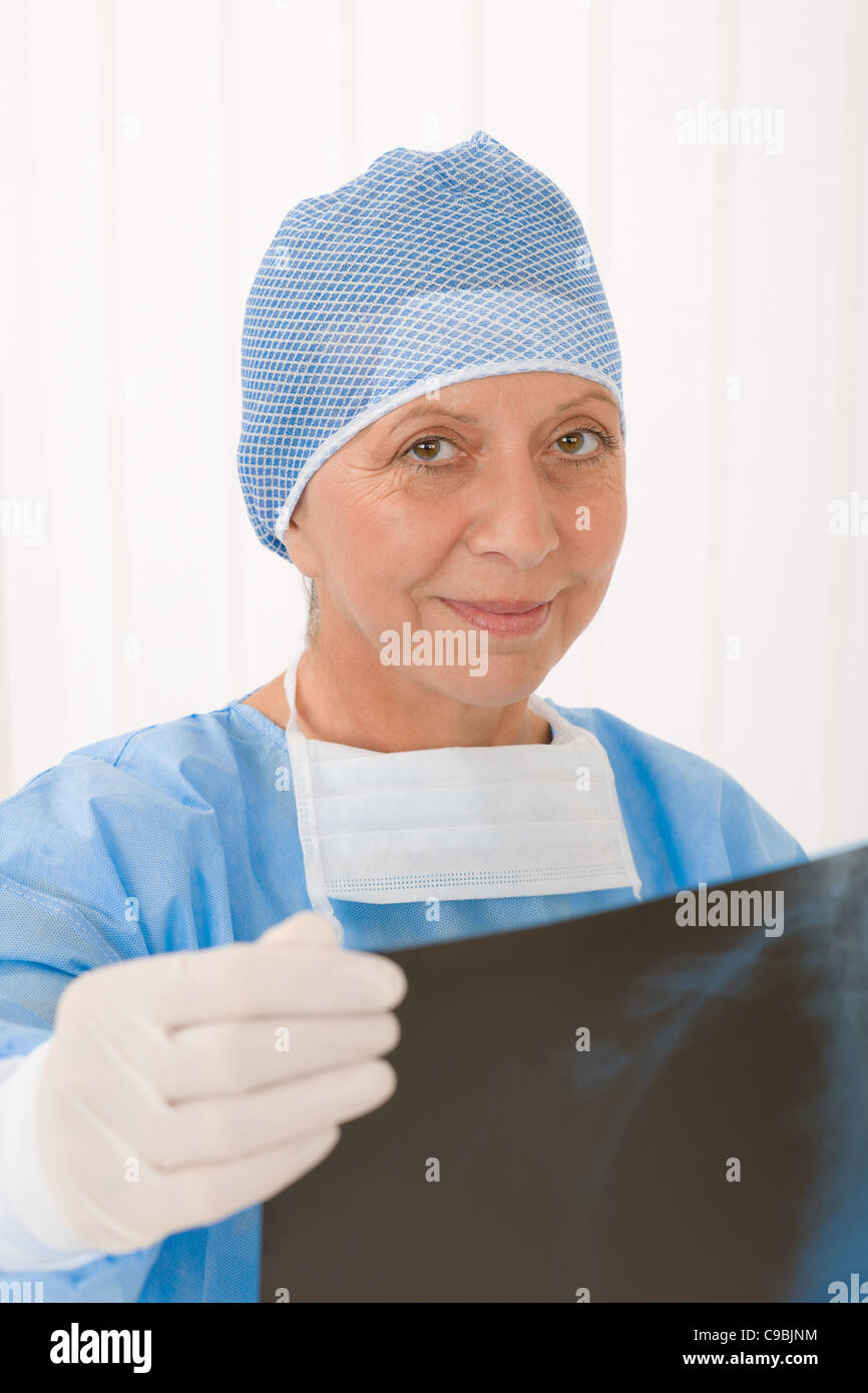 Doctor overall operation hi-res stock photography and images - Alamy