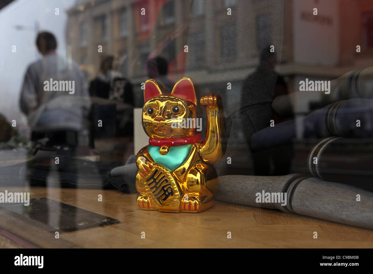 Chinese cat waving hi-res stock photography and images - Alamy
