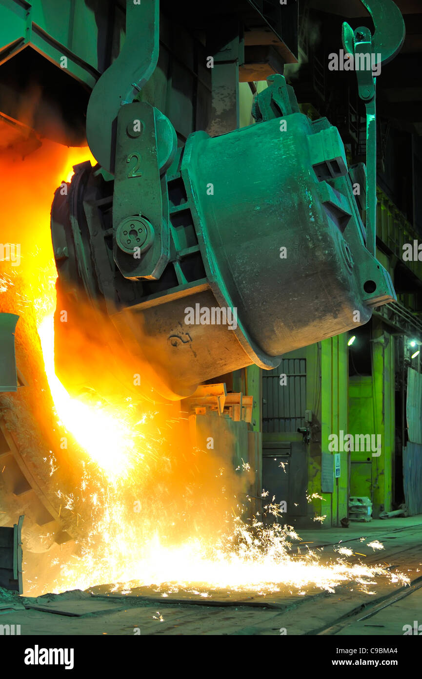 Pouring of liquid metal Stock Photo - Alamy