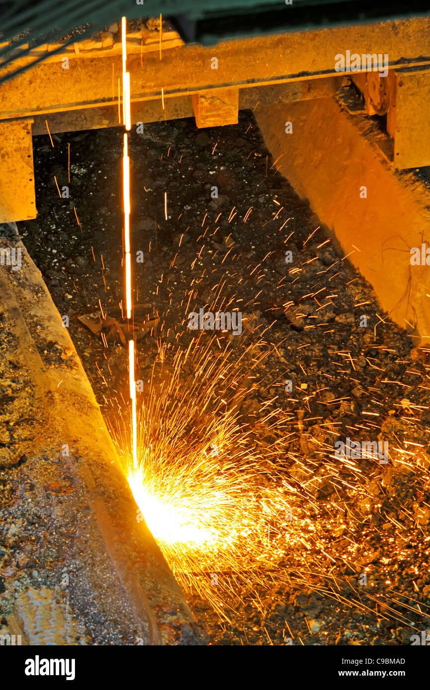 Foundry pouring liquid metal hi-res stock photography and images - Alamy