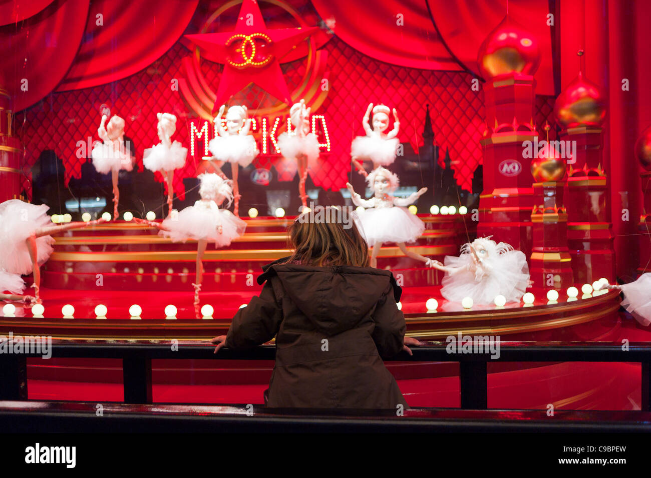 Chanel shop front windows hi-res stock photography and images - Alamy