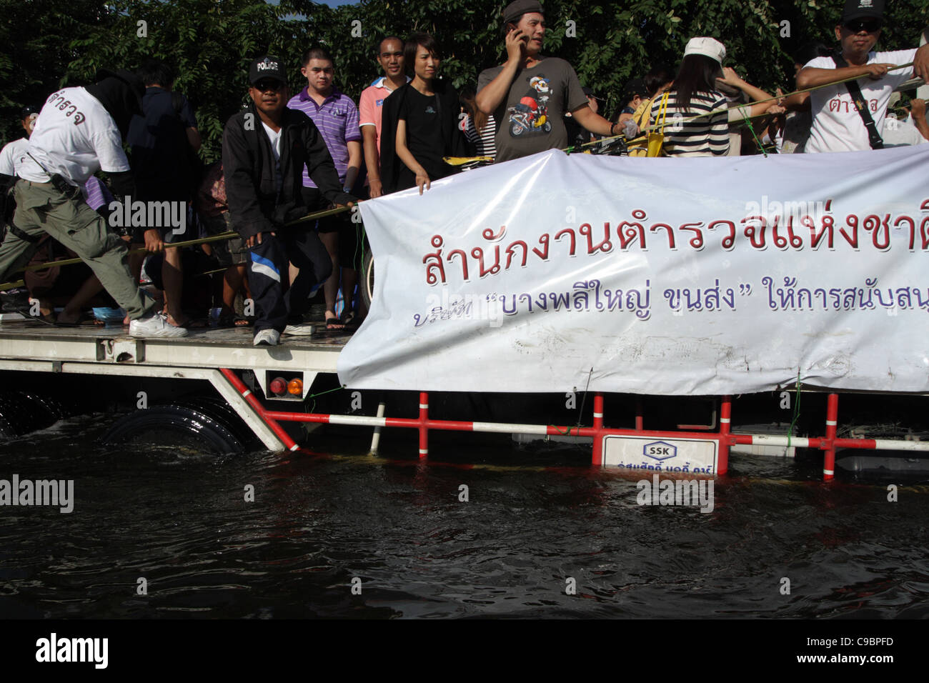 Rescue truck driving in floodwaters at Pinklao area in Bangkok Stock ...