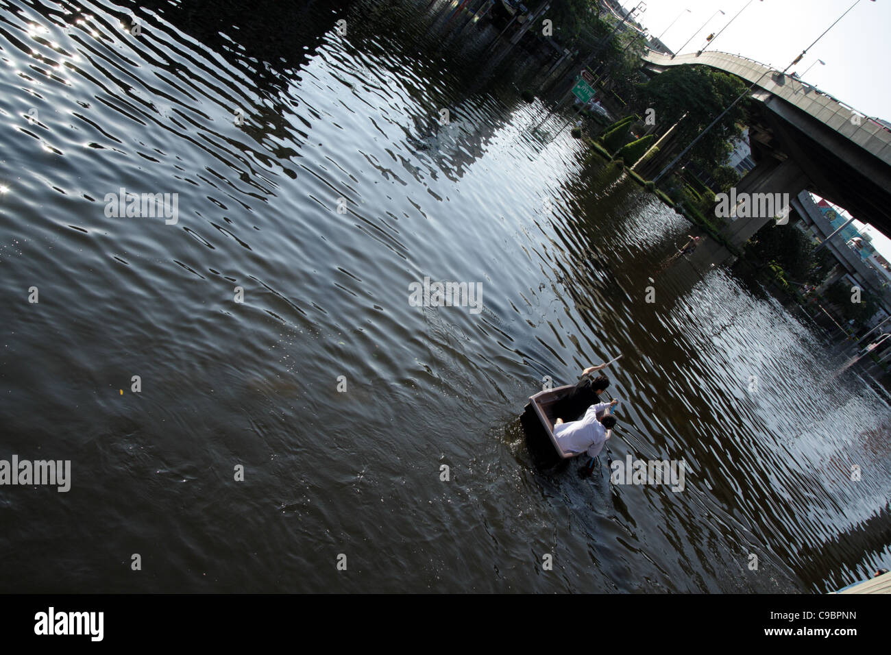 Floodwaters on street at Pinklao area in Bangkok Stock Photo - Alamy