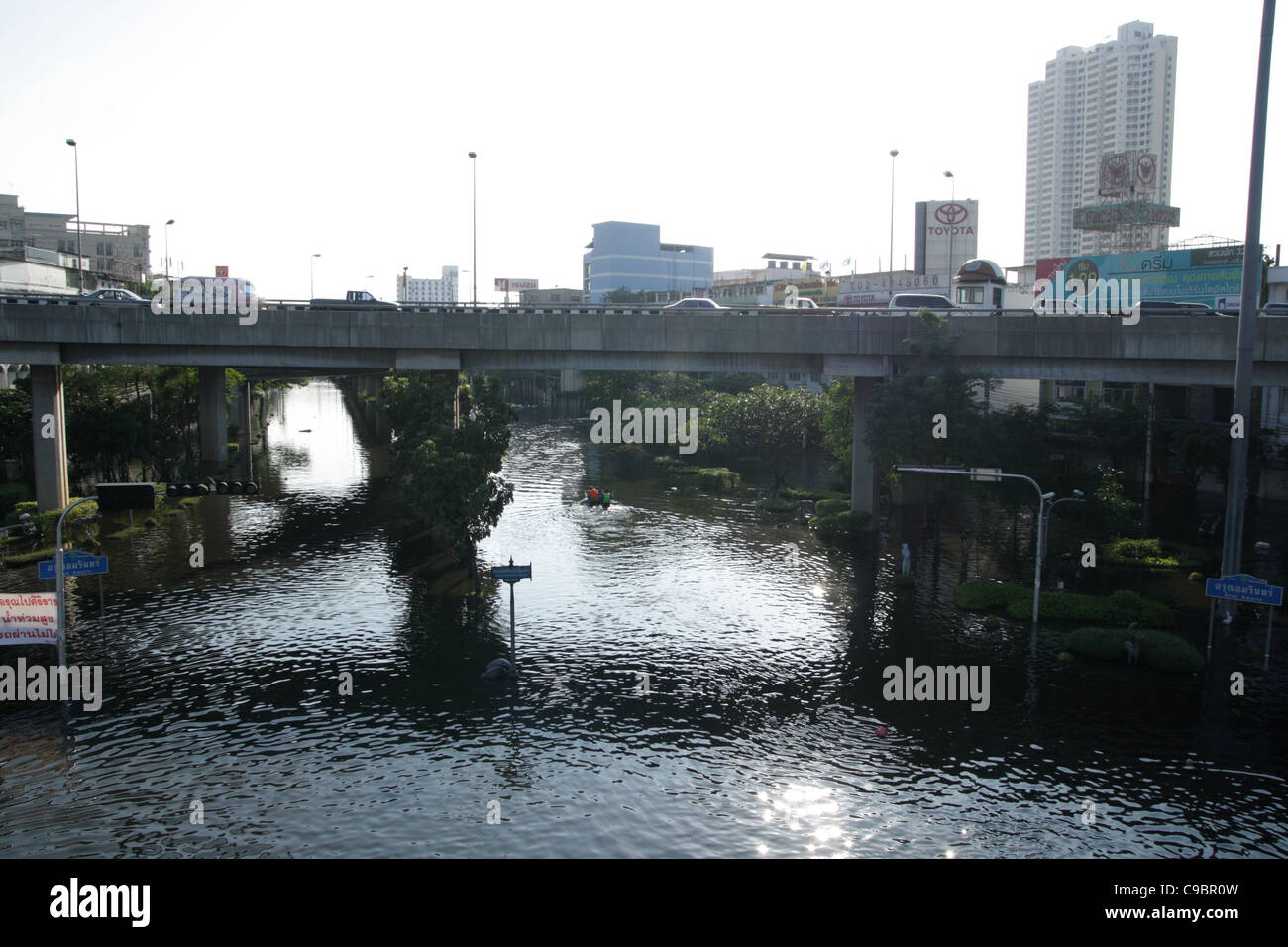 People wading in floodwaters at Pinklao area in Bangkok Stock Photo - Alamy