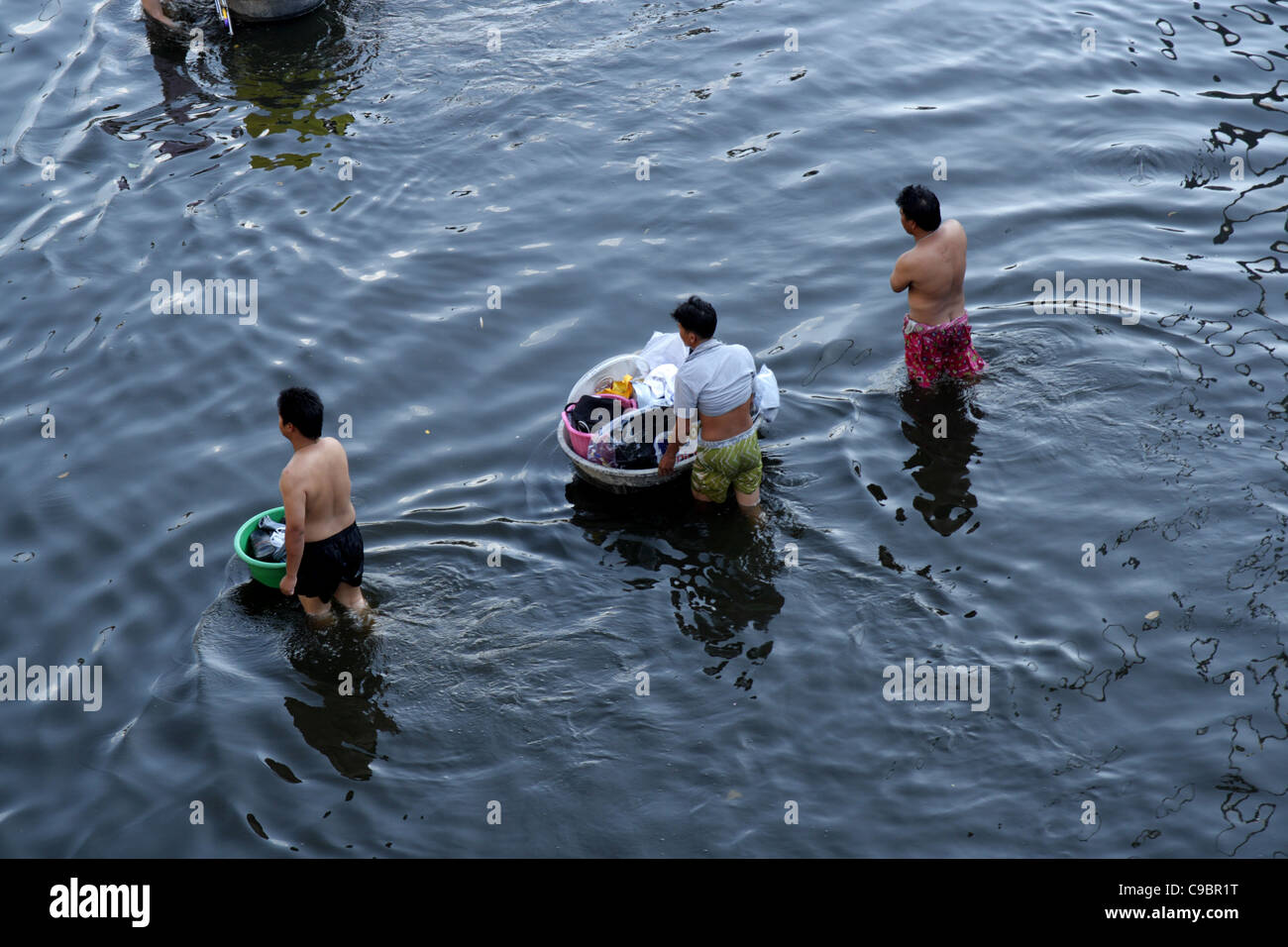 People wading in floodwaters at Pinklao area in Bangkok Stock Photo - Alamy