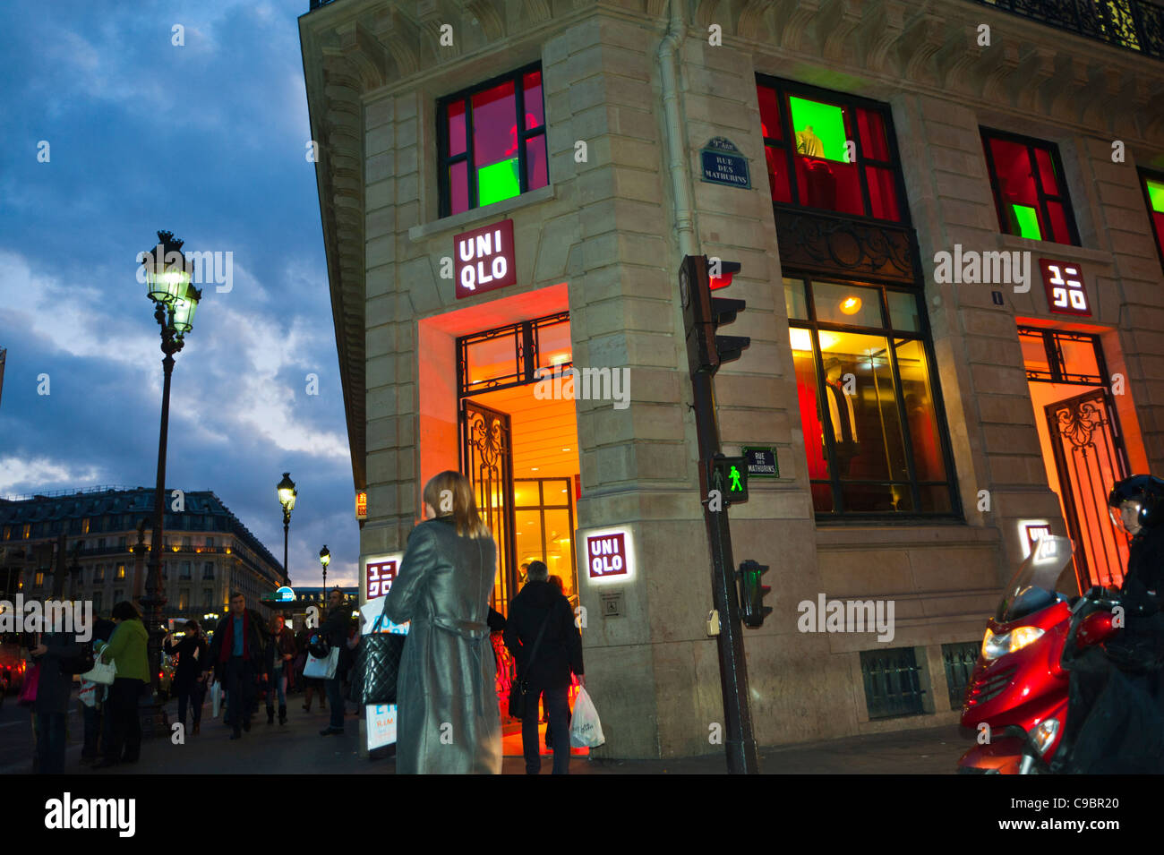 Uni qlo store hi-res stock photography and images - Alamy