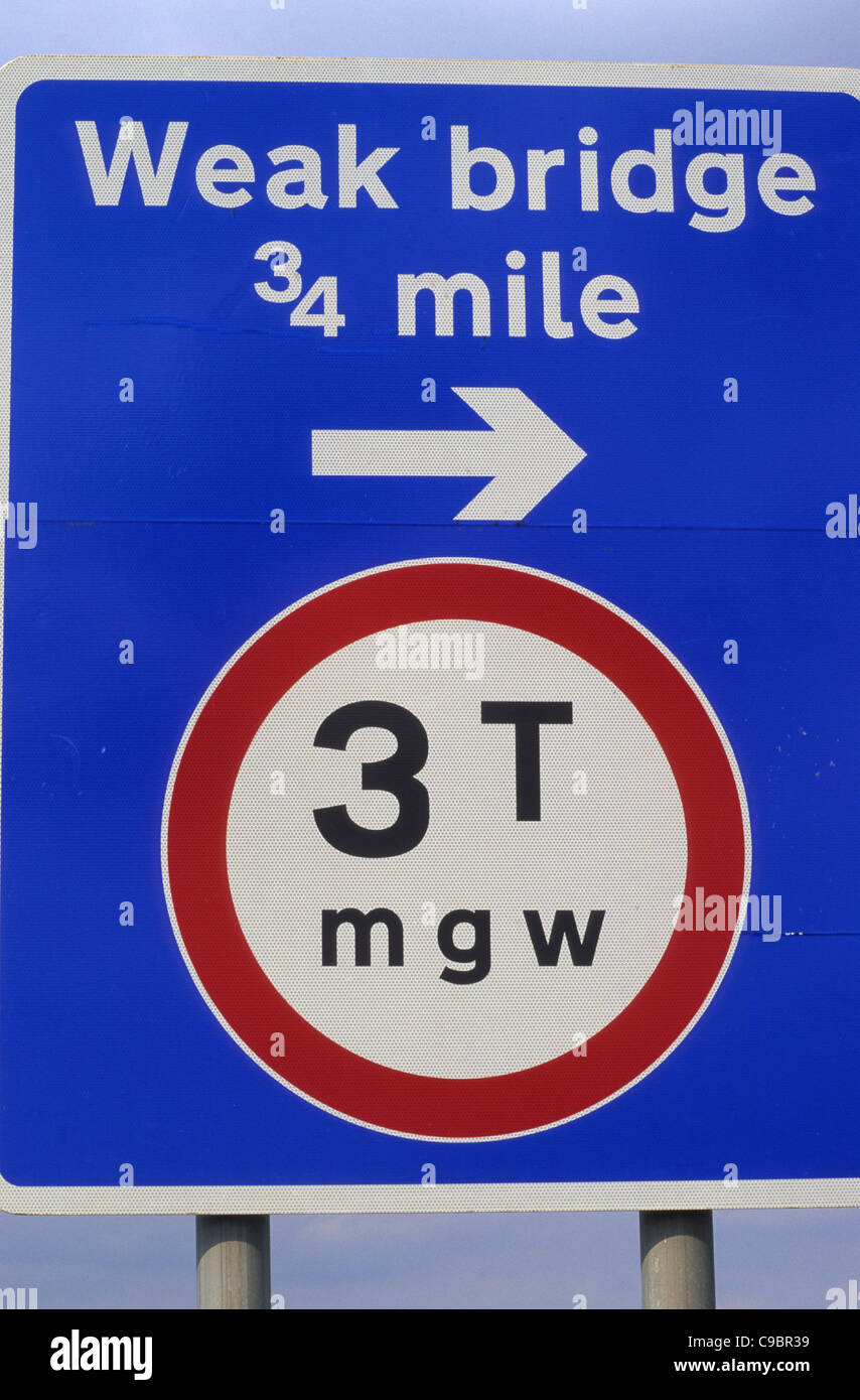 Weak bridge road sign hi-res stock photography and images - Alamy