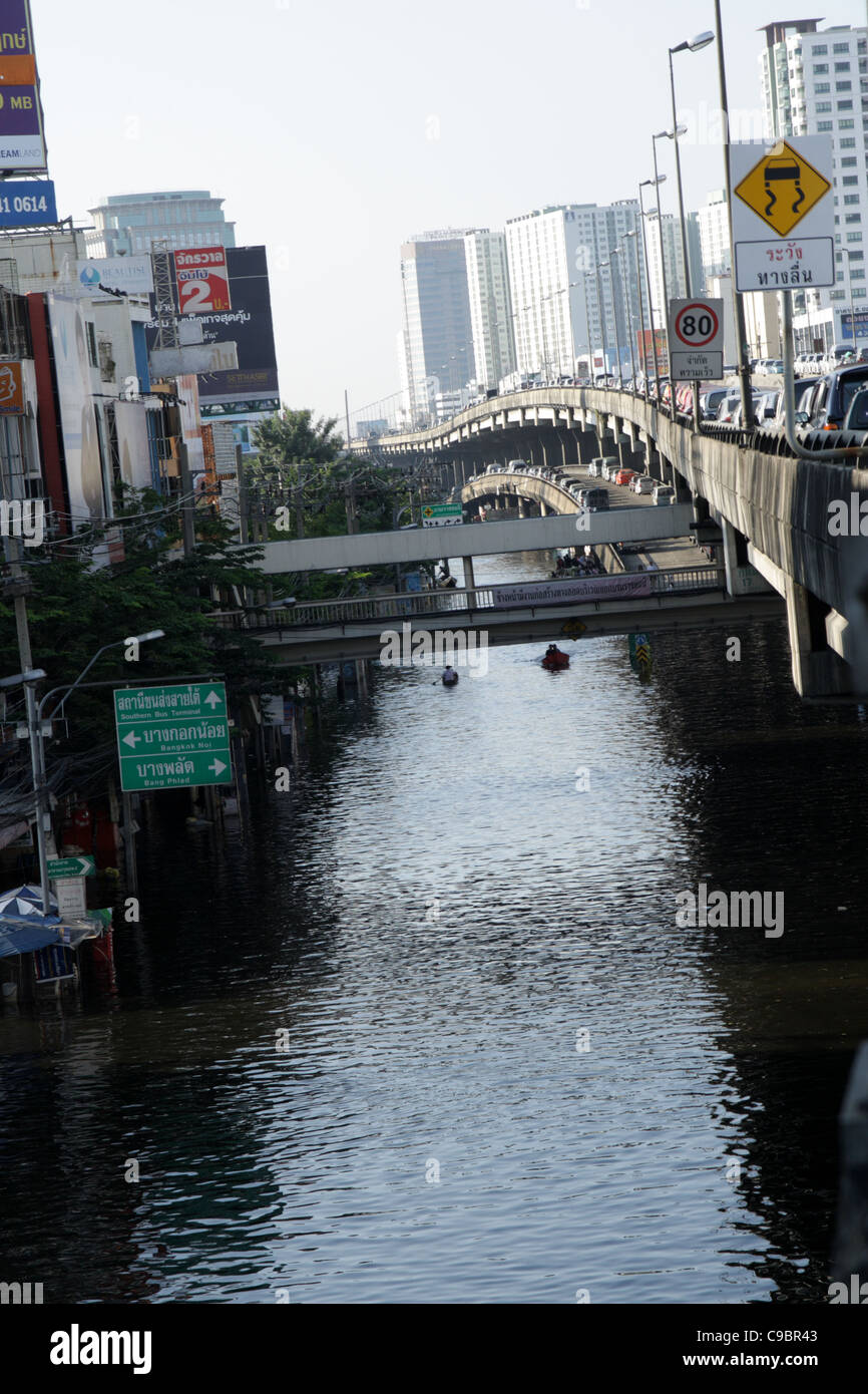 Floodwaters on street at Pinklao area in Bangkok Stock Photo - Alamy