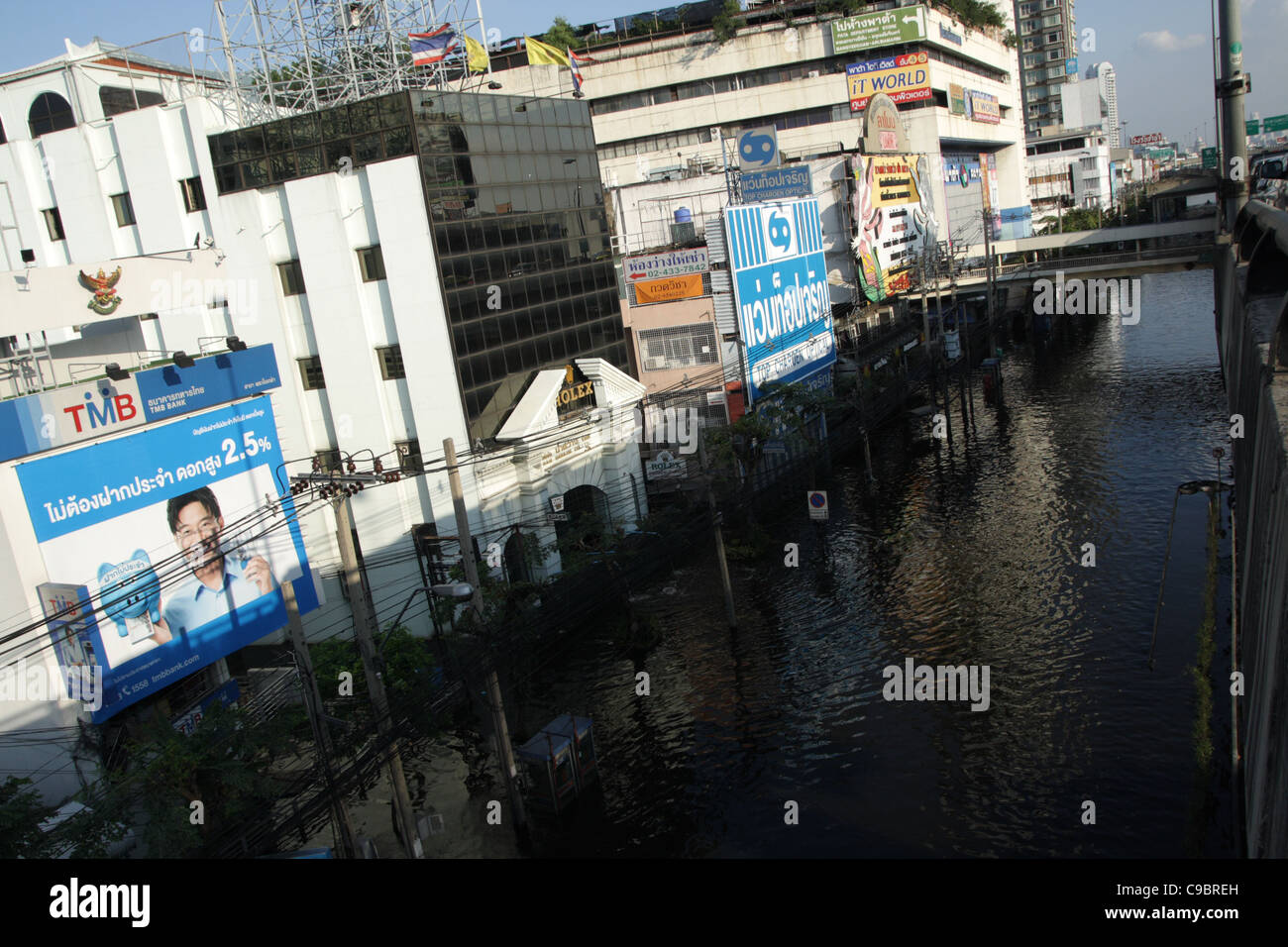 Floodwaters at Pinklao area in Bangkok Stock Photo - Alamy