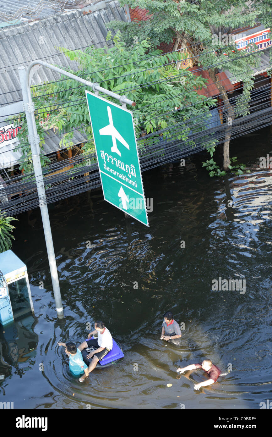 People wading in floodwaters at Pinklao area in Bangkok Stock Photo - Alamy