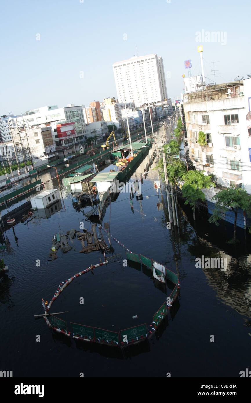 Floodwaters on street at Pinklao area in Bangkok Stock Photo - Alamy