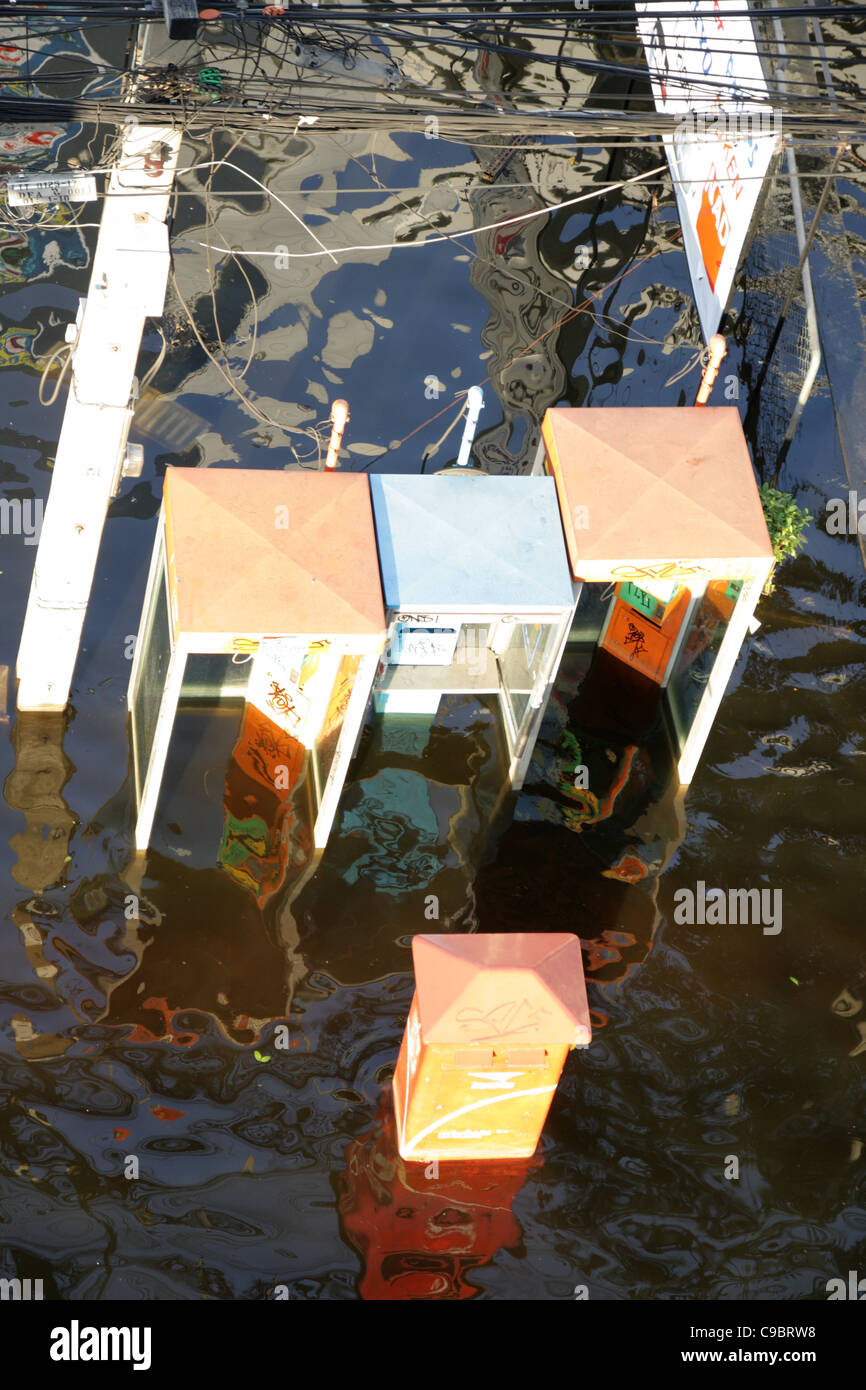 Floodwaters on street at Pinklao area in Bangkok Stock Photo - Alamy