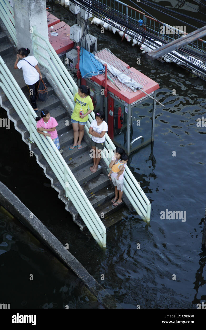 People standing on stair , Floodwaters at Pinklao area in Bangkok Stock ...