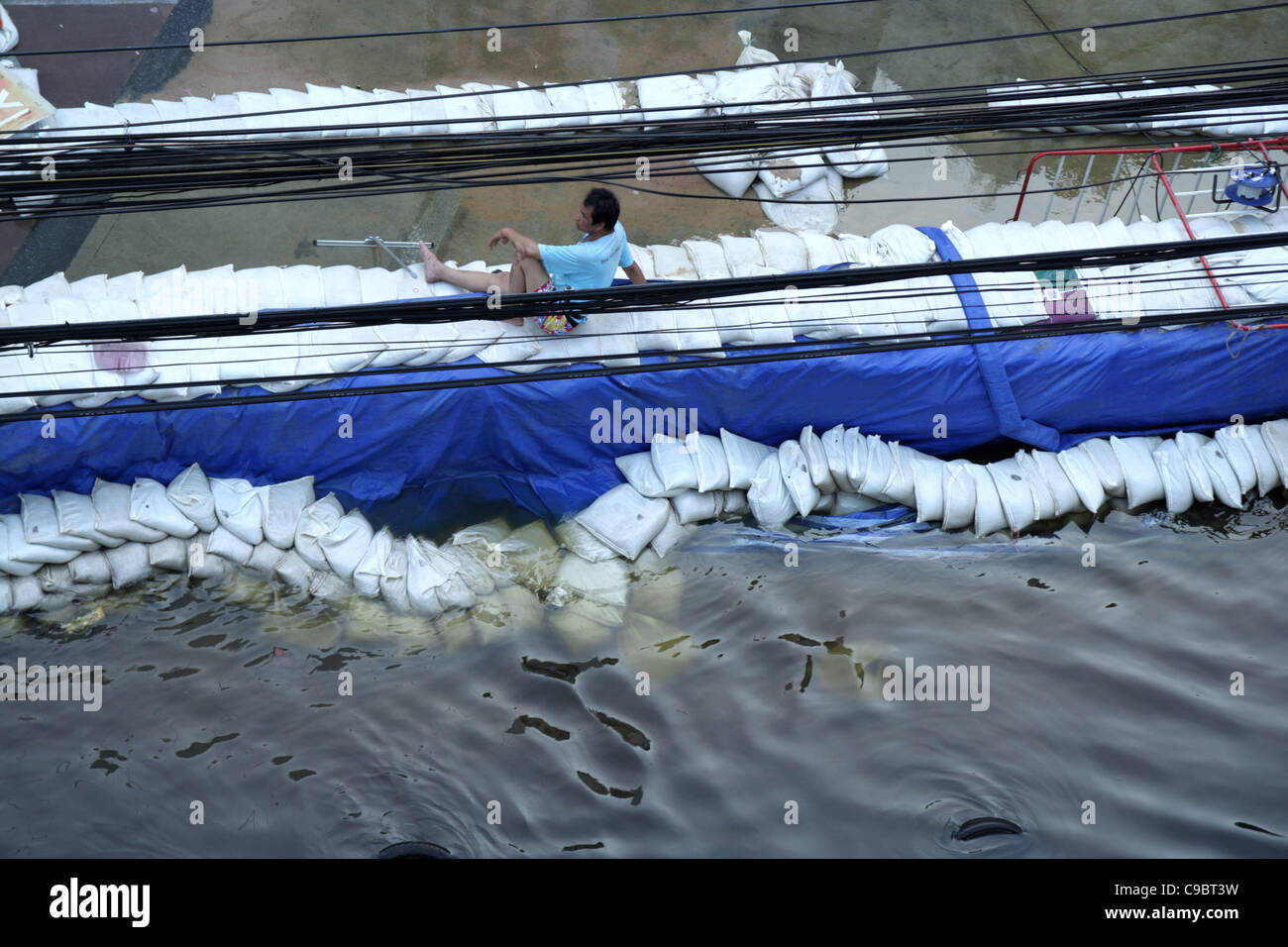 Central plaza shopping mall inundated with floodwaters , Pinklao area ...