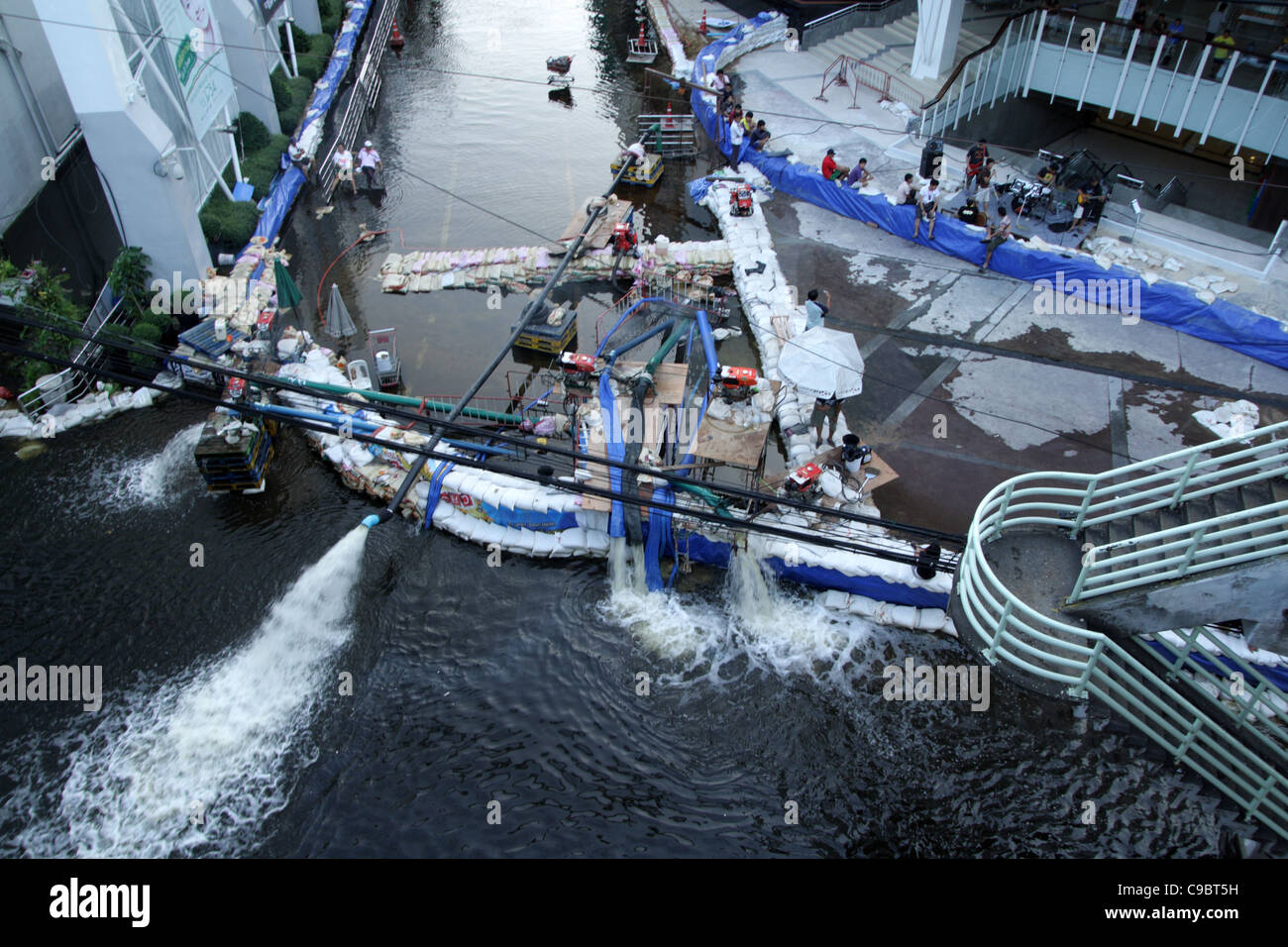 Central plaza shopping mall inundated with floodwaters , Pinklao area ...