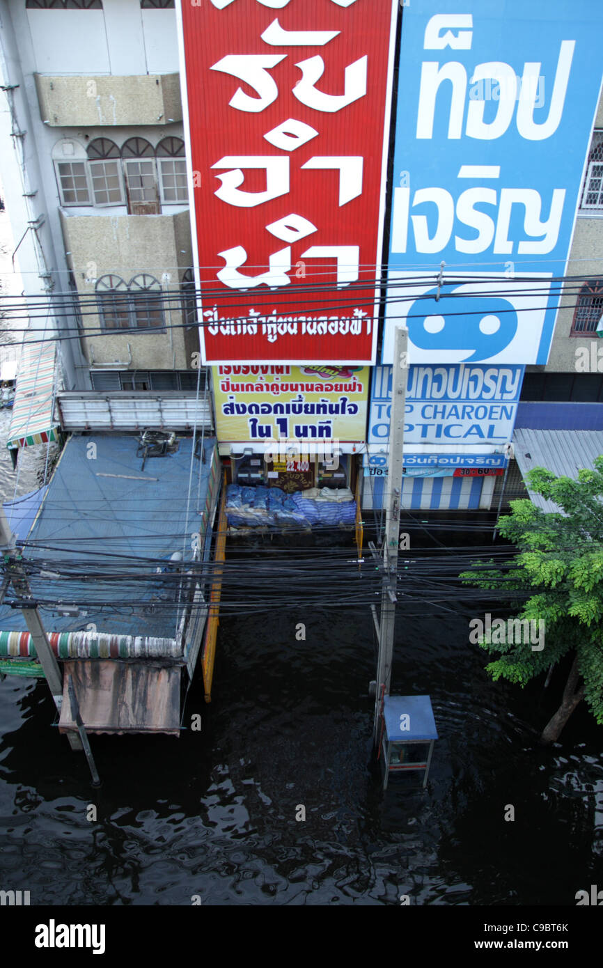 Floodwaters on street at Pinklao area in Bangkok Stock Photo - Alamy