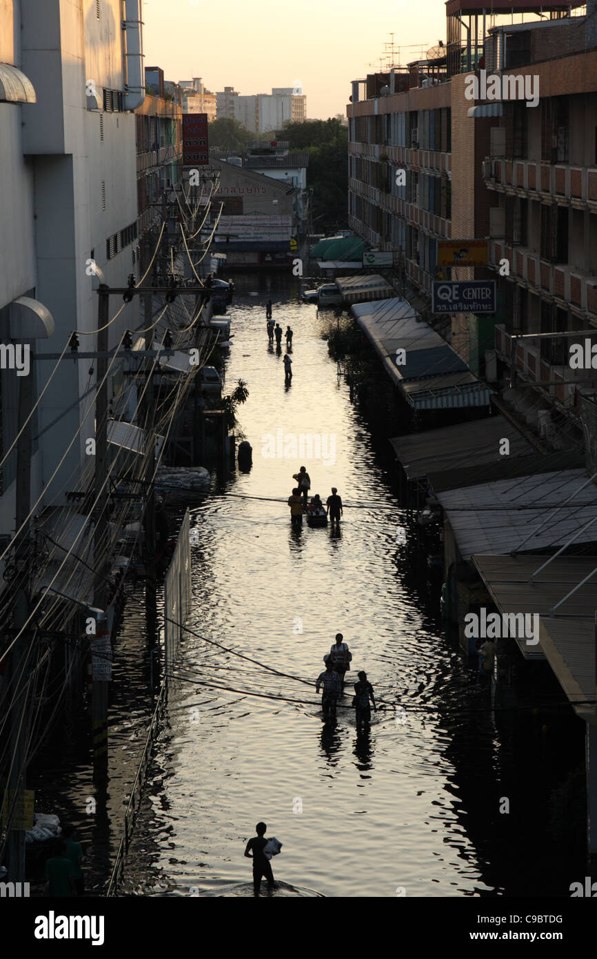Floodwaters on street at Pinklao area in Bangkok Stock Photo - Alamy