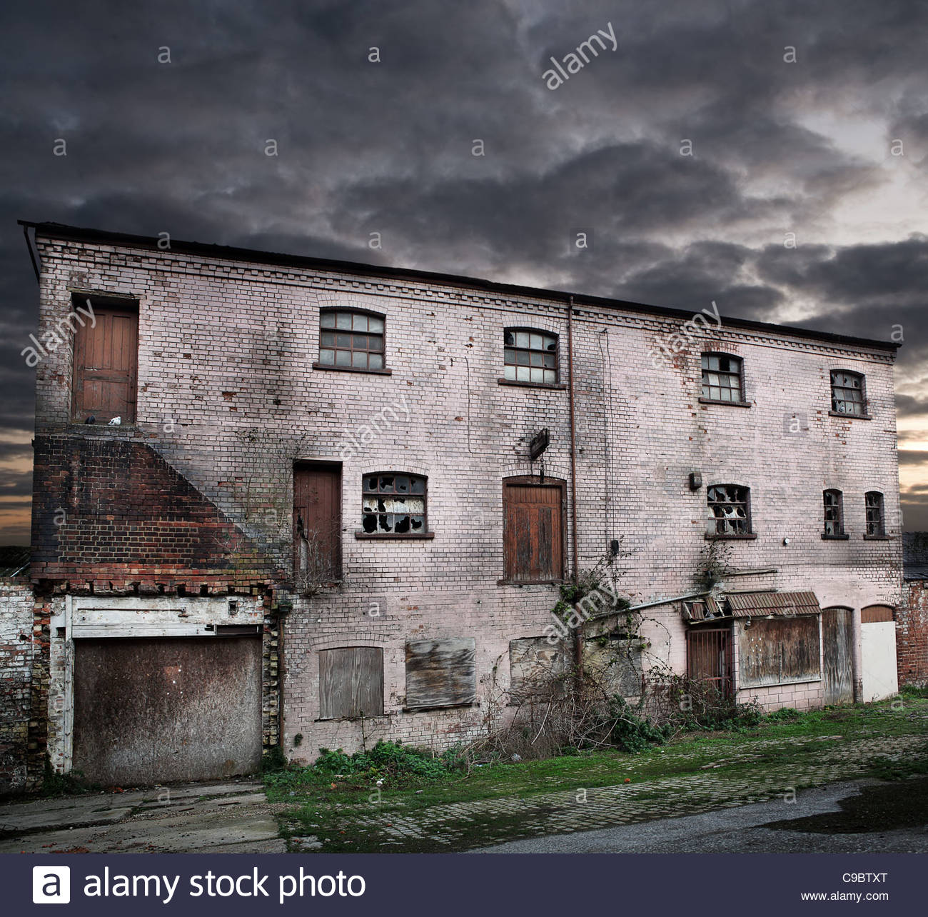 Derelict Warehouse Stock Photos & Derelict Warehouse Stock Images - Alamy