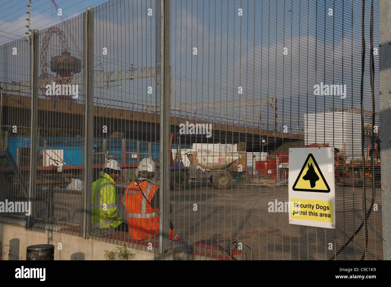 WORKERS AT CONSTRUCTION SITE WITH KAPOOR STATUE INSTALLATION AT LONDON ...