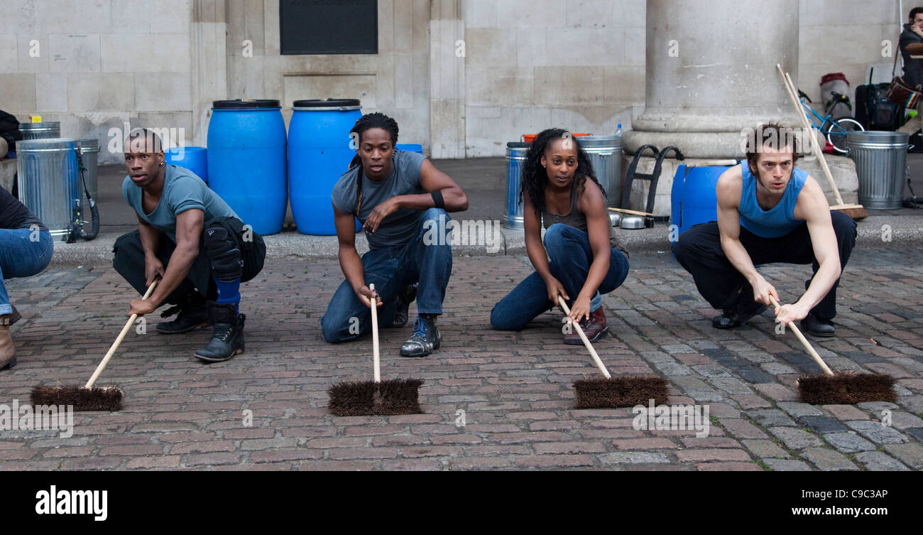 The cast of stomp hi-res stock photography and images - Alamy