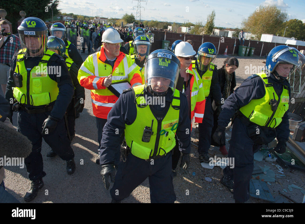 Police and bailiffs take a tour of Dale Farm traveler site in order to ...