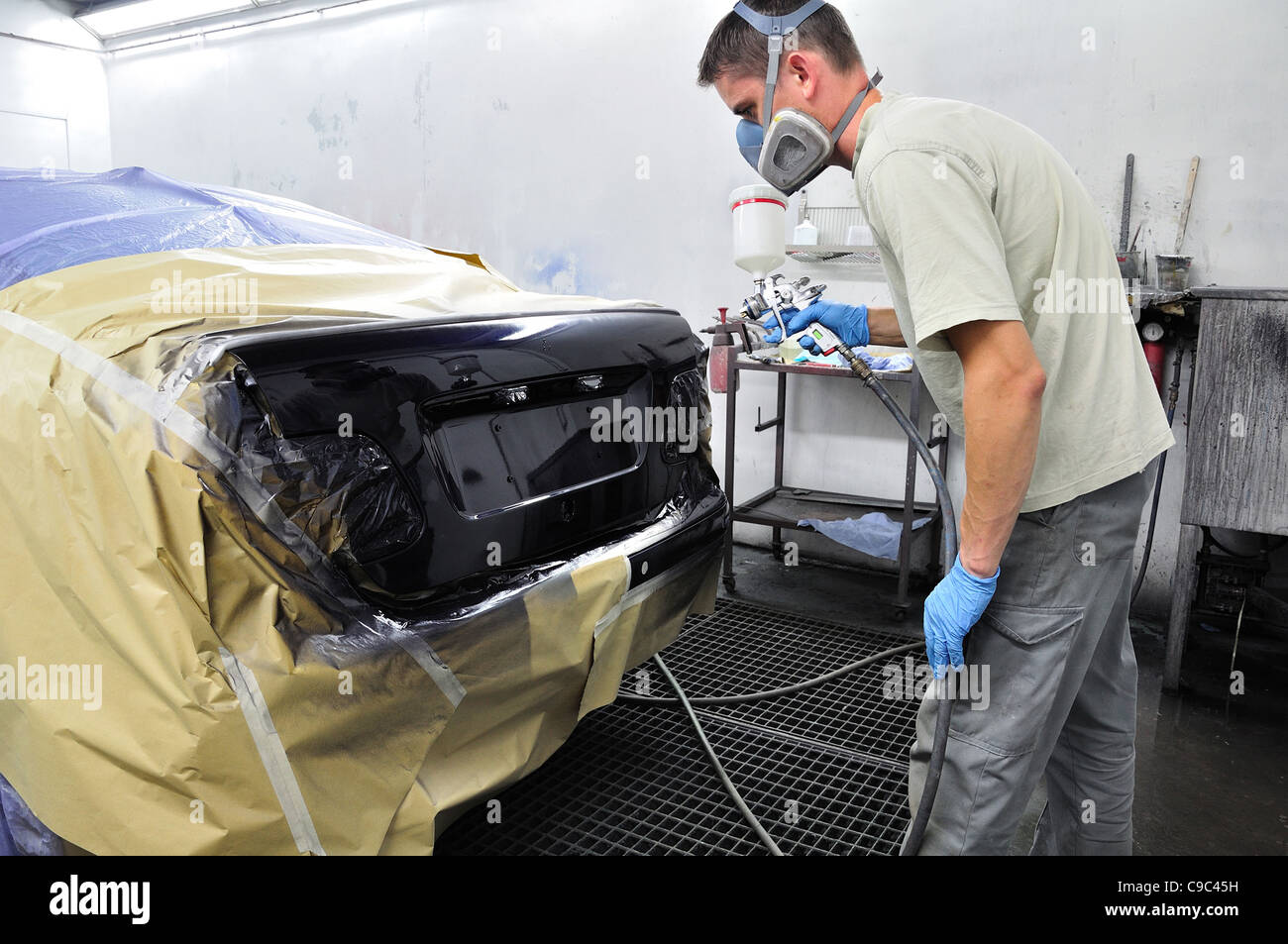 worker painting a car Stock Photo - Alamy