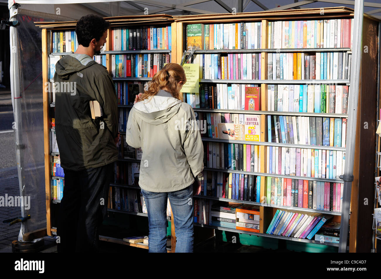 Second hand book stall hi-res stock photography and images - Alamy